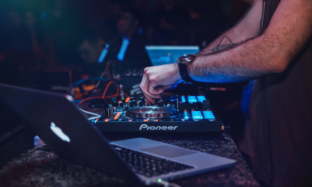 Cómo convertirse en DJ de música electrónica