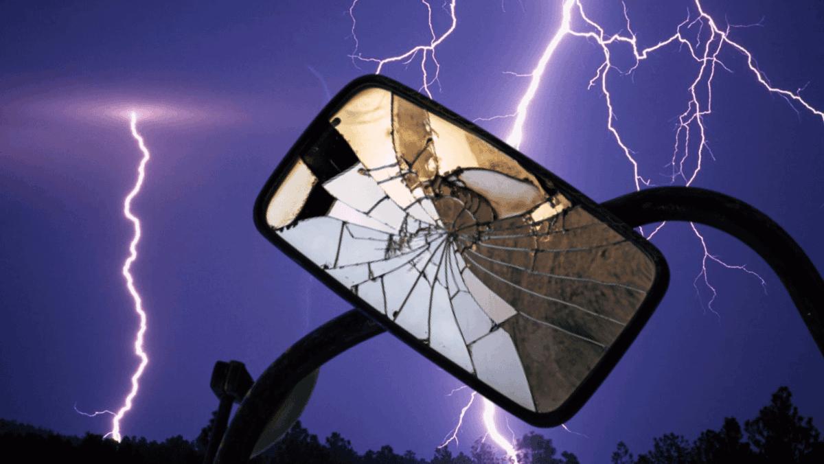 De qué manera los espejos pueden atraer los rayos durante una tormenta