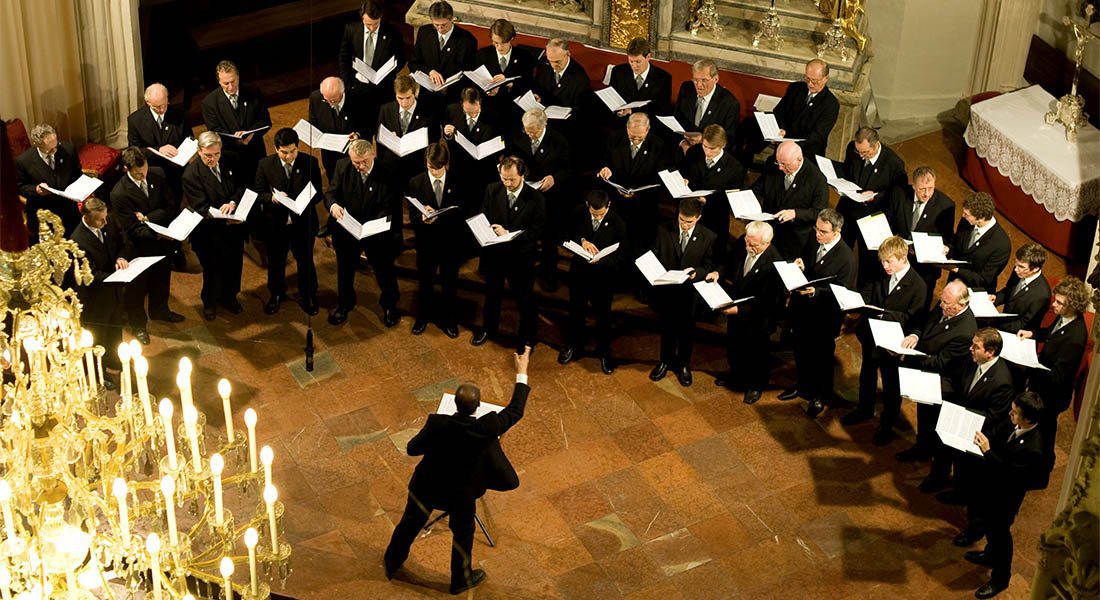 Qué es un conjunto de voces o sonidos que cantan al unísono