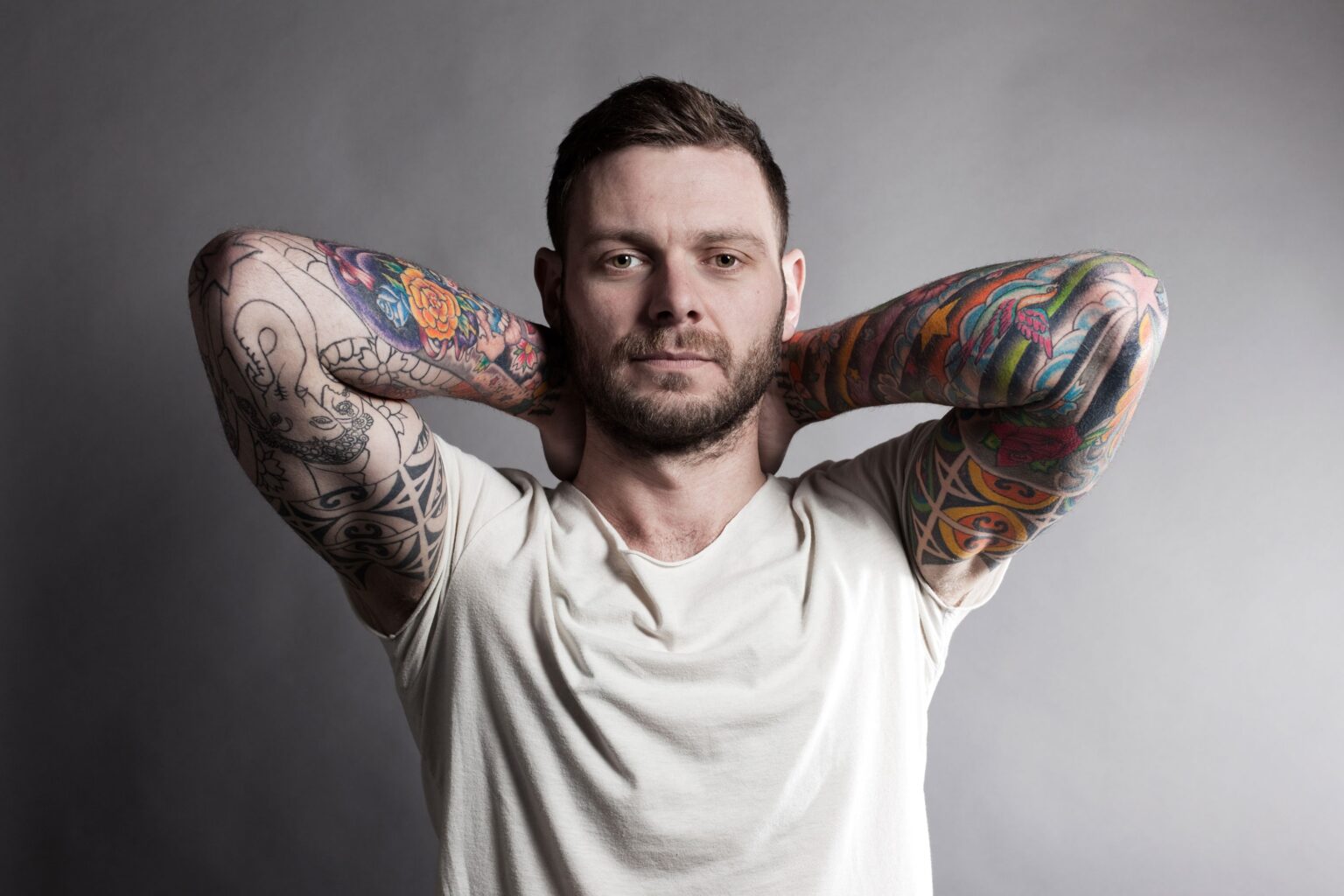 Qué significan los tatuajes en el músculo del brazo y sus estilos