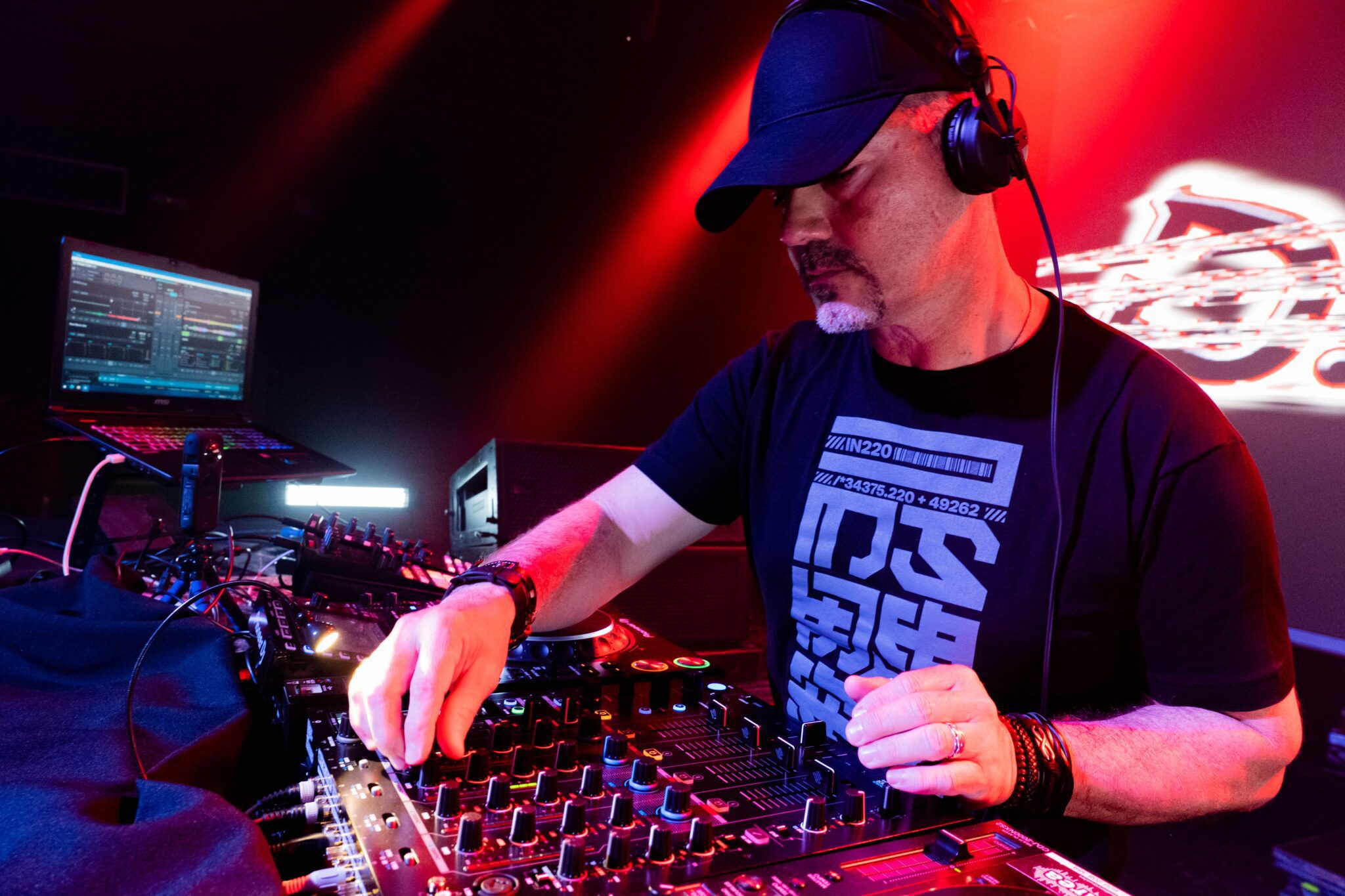 Qué hace y cómo se convierte alguien en DJ